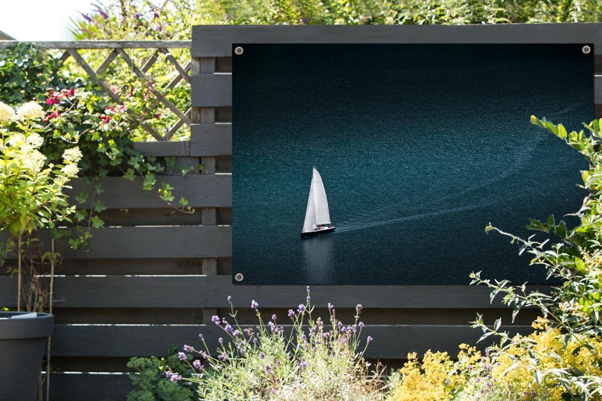 Tuinposter - Tuindoek - Tuinposters buiten - Zeilboot met groot wit ...