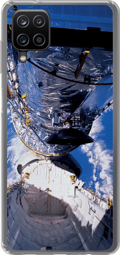 Samsung Galaxy A12 hoesje - Space shuttle in de baan rond de aarde ...