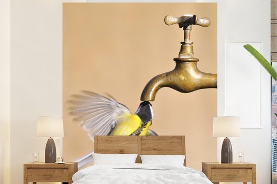 Behang - Fotobehang Koolmees - Kraan - Goud - Drinken - Breedte 195 cm ...