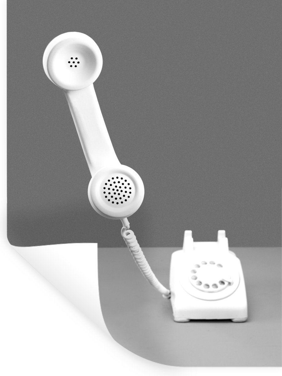 Een retro telefoon met een zwevende hoorn - zwart wit Muursticker | bol.com