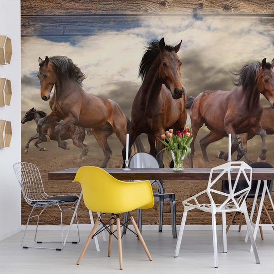 Fotobehang - Vlies Behang - Galloperende Paarden op Houten Planken ...