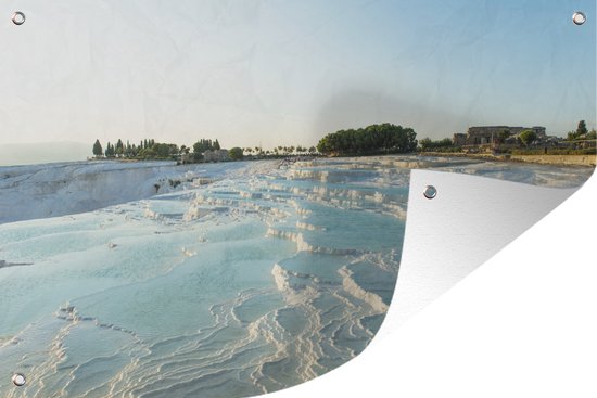 Tuinposters buiten De zon schijnt over het kalk van Pamukkale in ...