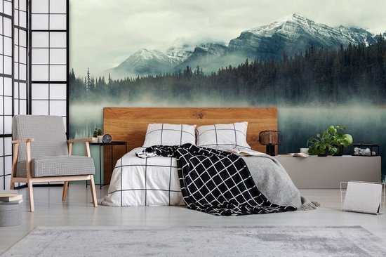 Fotobehang - Vlies Behang - Bos en Bergen in de Mist - 416 x 290 cm | bol