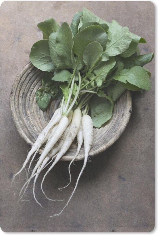 Een verse witte rammenas met grote bladeren in een mandje | bol.com