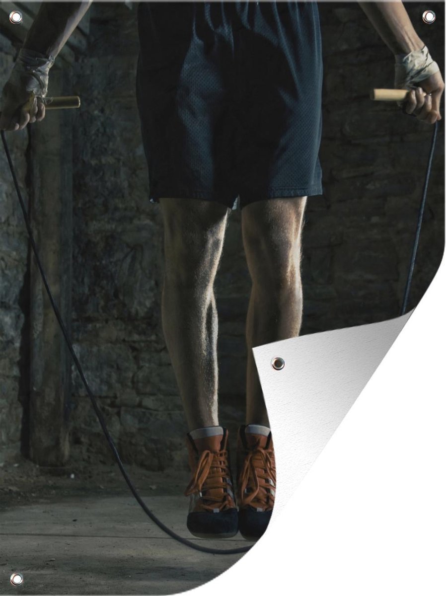 Tuin decoratie Een blanke bokser springt tijdens fitness over een touw ...