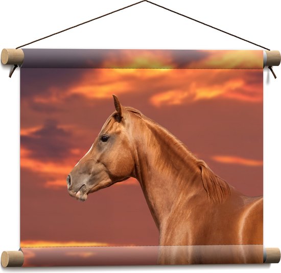 Textielposter - Zijaanzicht van Glanzend Bruin Paard onder Oranje Gloed in de Lucht -... | bol