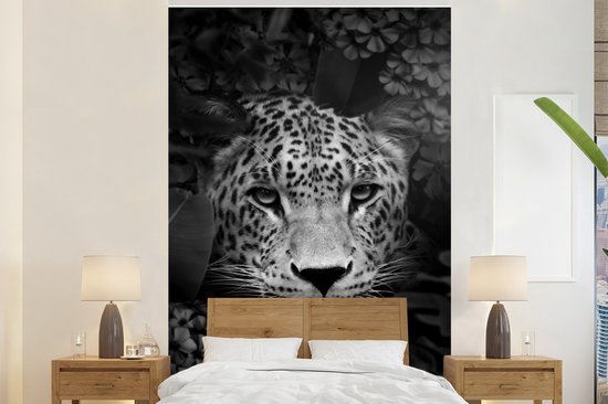 Behang - Fotobehang Panter tussen de bloemen in de jungle - zwart wit ...