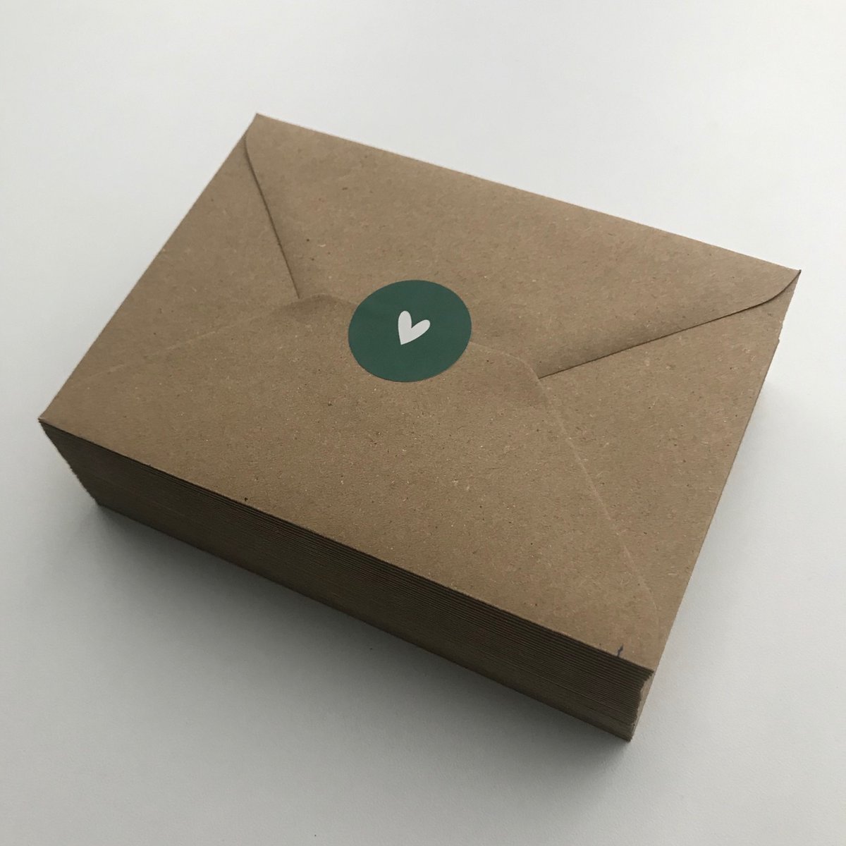 200 Kraft enveloppen + sluitstickers - formaat C6 11,4 x 16,2 cm | bol.com