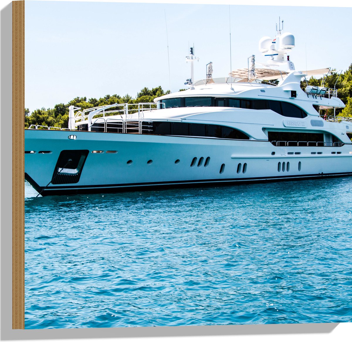 WallClassics - Hout - Grote Witte Speedboot op Blauw Water aan de Rand ...