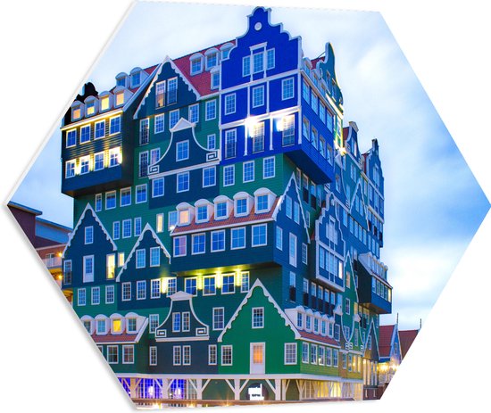 WallClassics - PVC Schuimplaat Hexagon - Groen met Blauwe Huizen op ...
