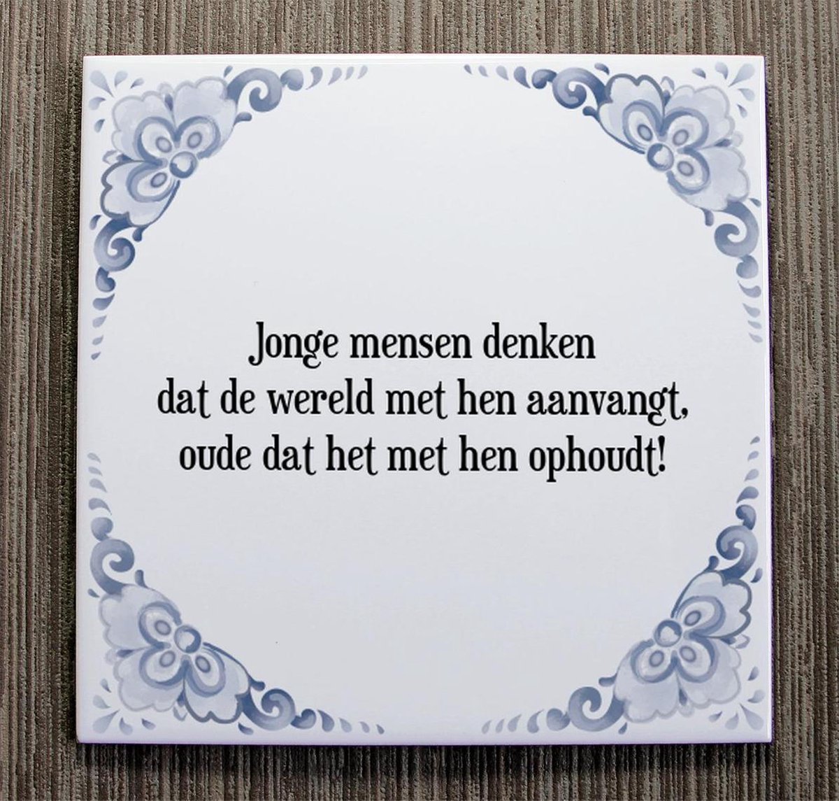 Tegeltje met Spreuk (Tegeltjeswijsheid): Jonge mensen denken dat de wereld met hen... | bol.com