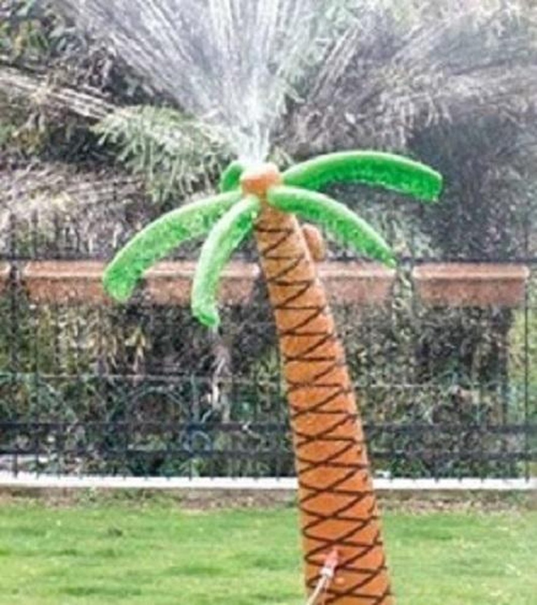 Palmboom opblaasbaar, waterpret, watersproeier. (incl. wateraansluiting ...