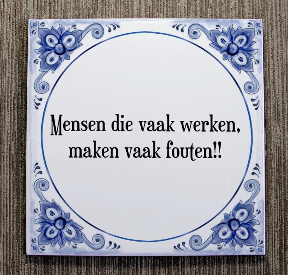 Tegeltje met Spreuk (Tegeltjeswijsheid): Mensen die vaak werken, maken vaak fouten!! +... | bol.com