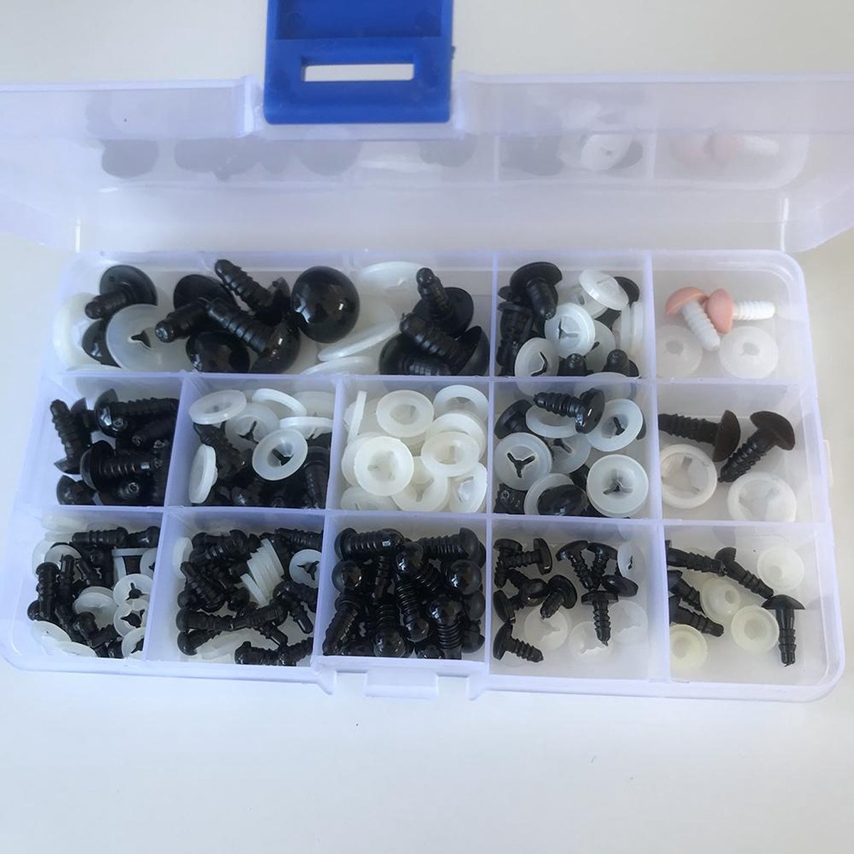 Veiligheidsoogjes, neusjes, ovale oogjes in handige sorteerdoos. Veel ...