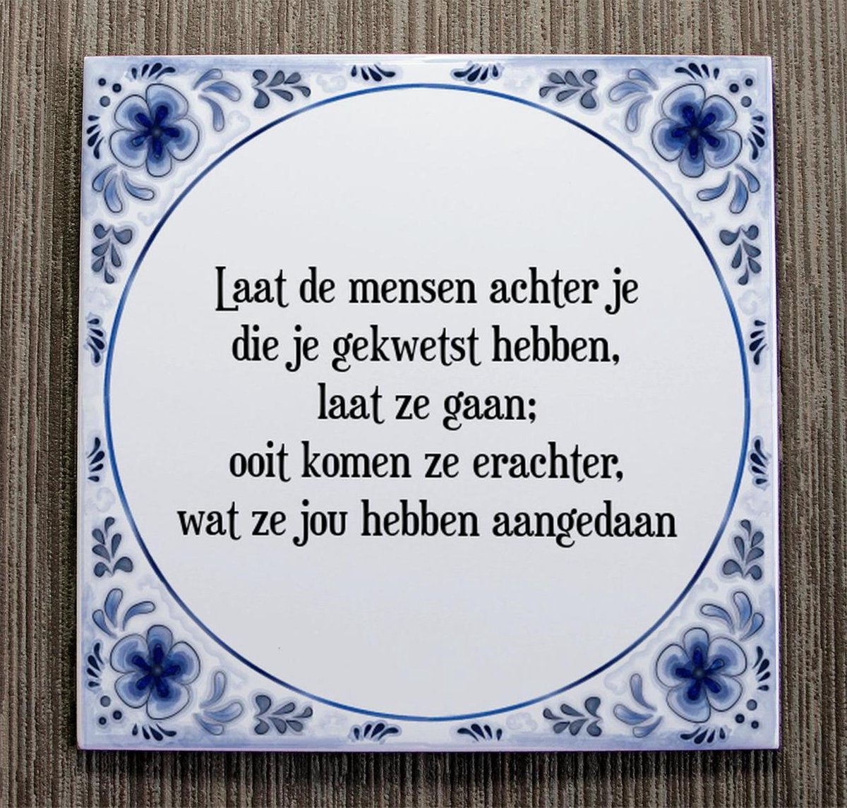 bol.com | Tegeltje met Spreuk (Tegeltjeswijsheid): Laat de mensen achter je die je gekwetst...