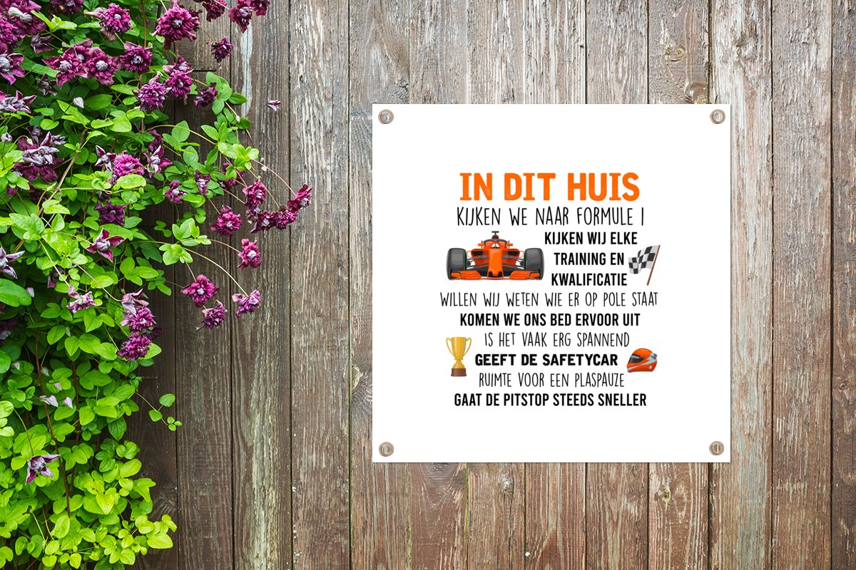 Tuinposters Quotes - Spreuken - In dit huis kijken we naar Formule 1 ...