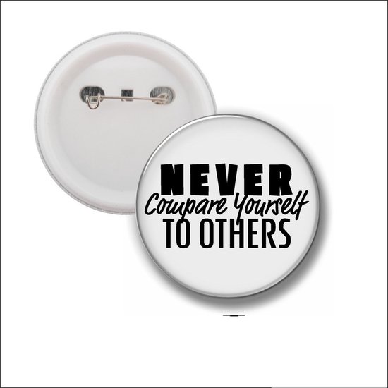 Button Met Speld 58 MM - Never Compare Yourself To Others | bol