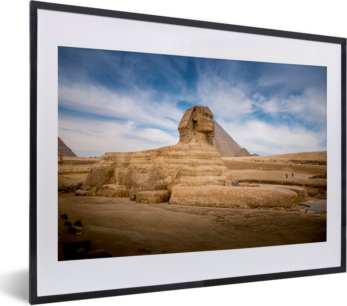 Fotolijst incl. Poster - De Sfinx van Gizeh die voor de grote piramide ...