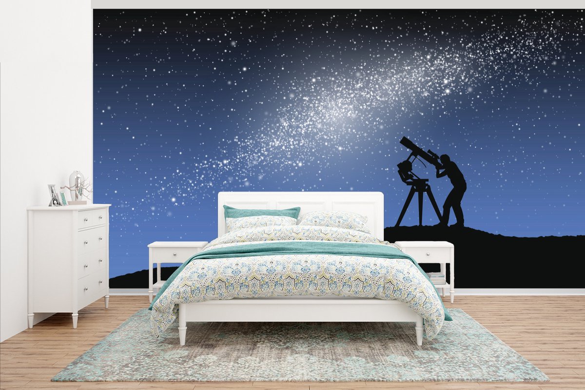 Behang - Fotobehang een persoon die kijkt naar de Melkweg - Breedte 535 ...