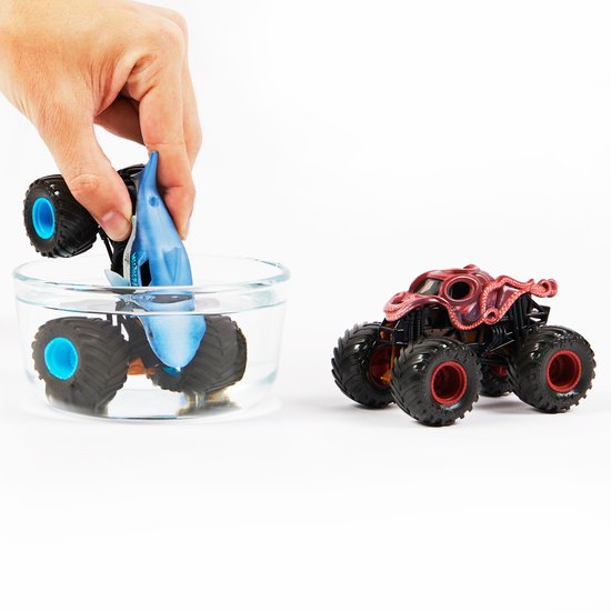 Monster Jam , officiële Megalodon vs. Octon8er van kleur veranderende ...
