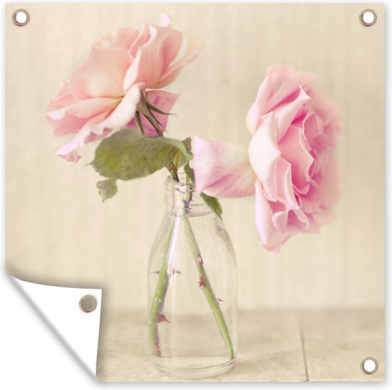 Tuin poster Twee roze rozen als decoratie in een glazen flesje ...