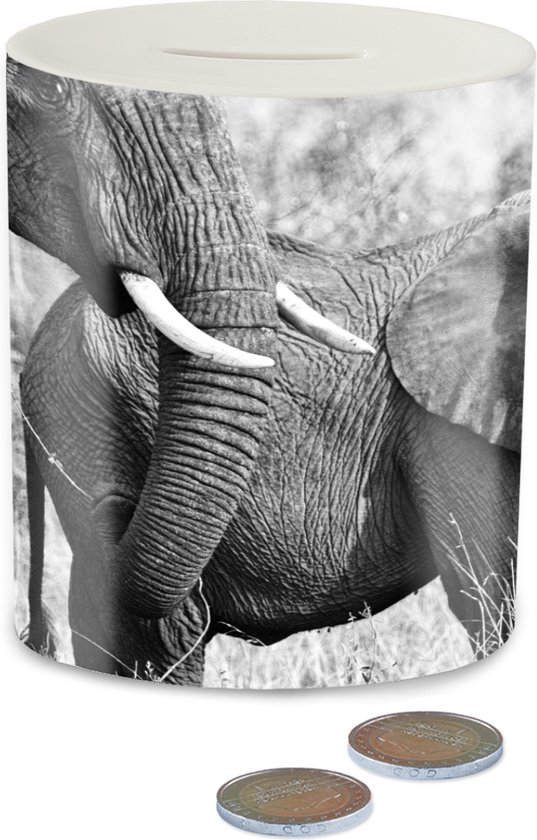 Spaarpot - Spaarblik - Baby olifant en haar moeder in Kenia in zwart ...