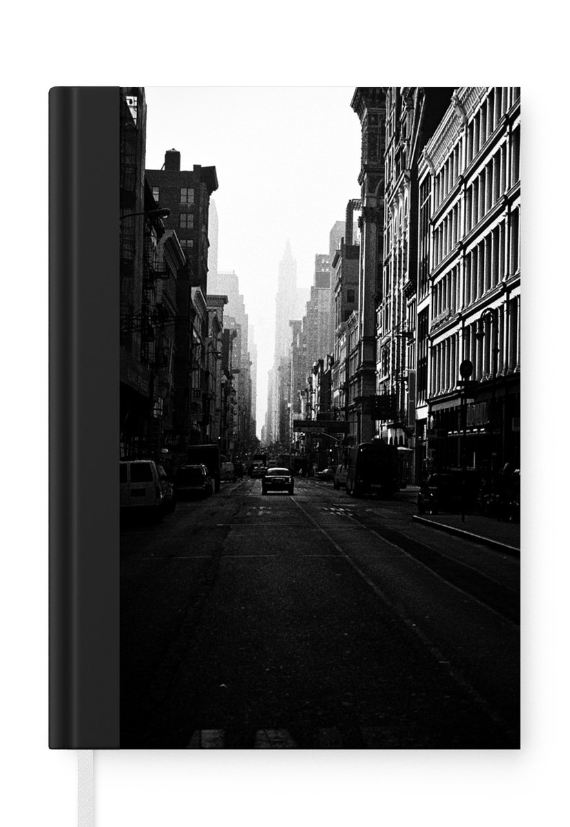 Carnet - Cahier d'écriture - Une voiture roule dans une rue calme de ...