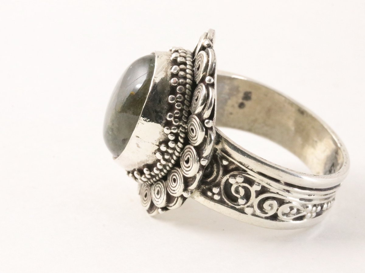 Traditionele bewerkte zware zilveren ring met labradoriet - maat 17.5 ...