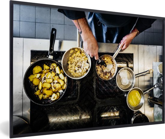 Fotolijst incl. Poster - Een chef-kok aan het koken in een restaurant ...