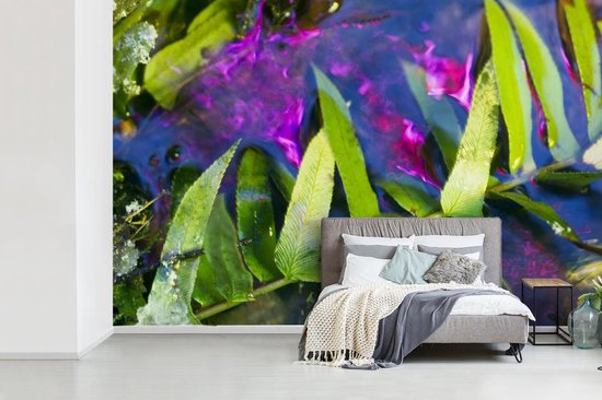 Behang - Fotobehang Close-up van een varen bij abstract water - Breedte ...