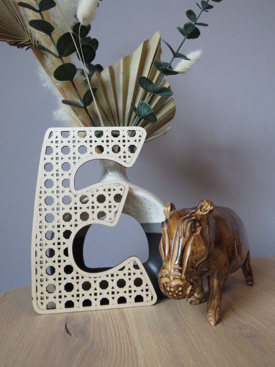 Houten letter E met rotan patroon - 17,5 cm - wanddecoratie | bol