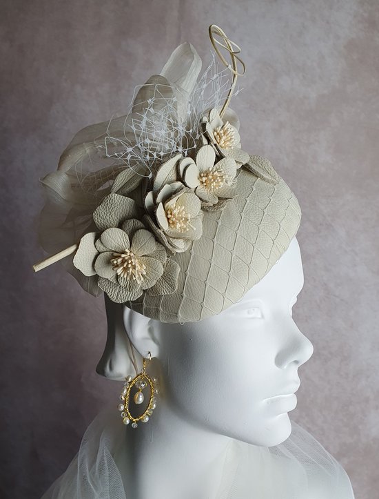 Creaciones - Beige Lederen Fascinator Hoed Dames - Handgemaakt en Uniek ...
