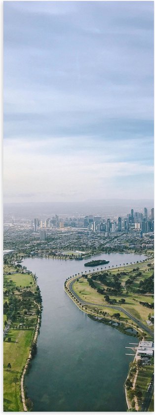 WallClassics - Poster (Mat) - Rivier door Stad met Wolken - 30x90 cm ...