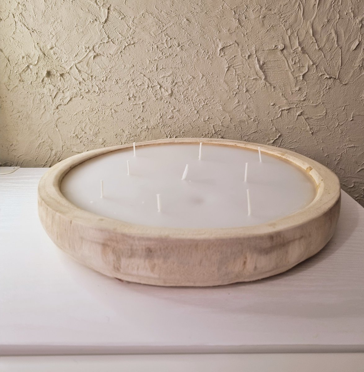 grote houten ronde kaars, wit , houd, rond , | bol