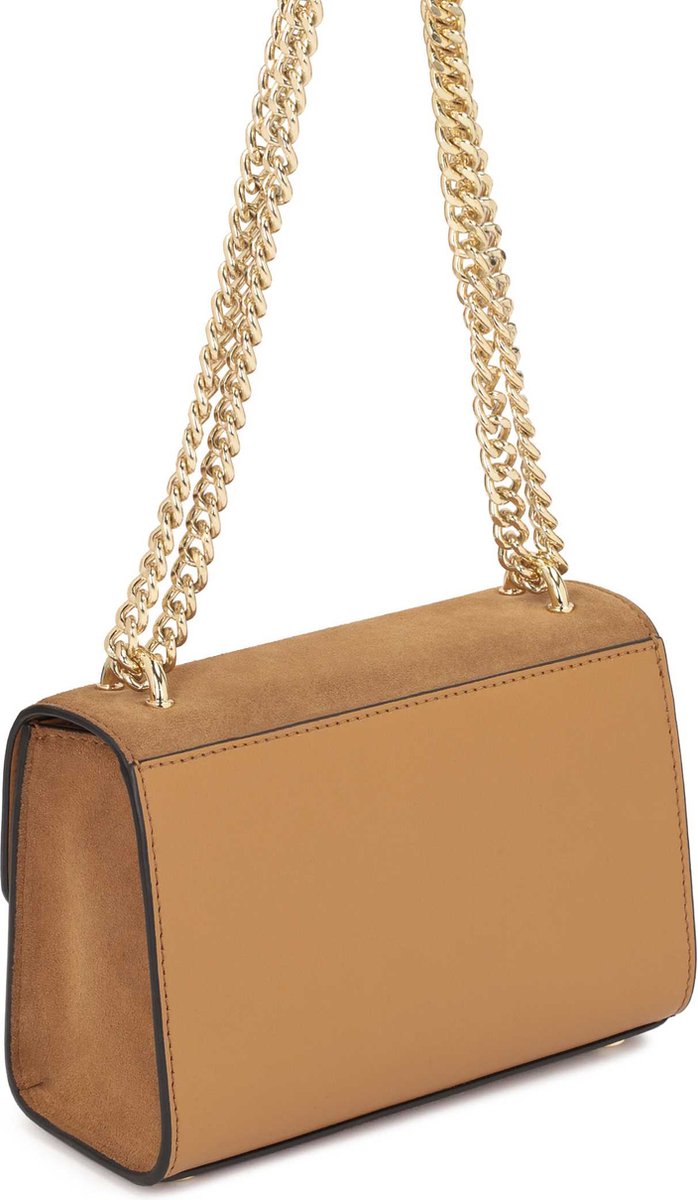 Lichtbruine kleine lederen tas met een klep aan een gouden ketting ...