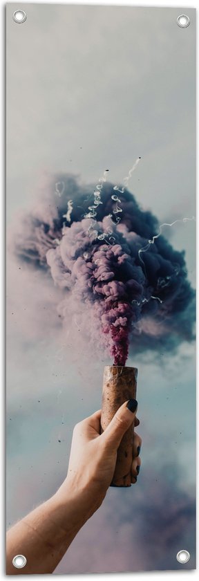 Tuinposter – Paarse Rook uit Rookbom in Mensenhand - 30x90 cm Foto op ...