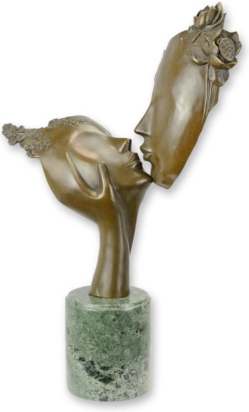 EEN BRONS BEELDHOUWWERK VAN TWEE KUSSENDE GEZICHTEN, A BRONZE SCULPTURE OF TWO FACES... | bol