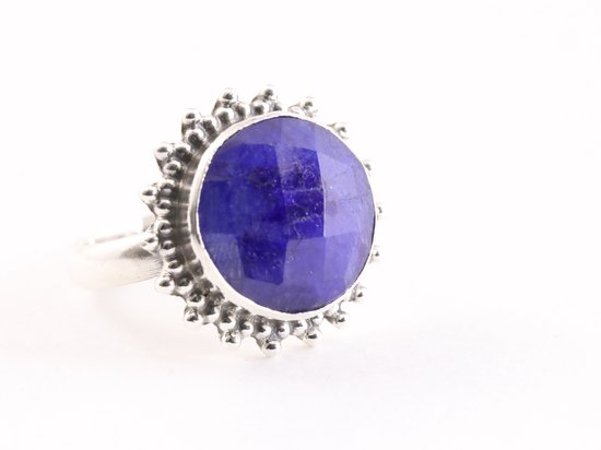 Ronde bewerkte zilveren ring met blauwe saffier - maat 20 | bol