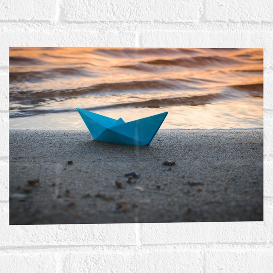 Muursticker - Blauwe Papieren Origami Bootje Aangespoeld op het Strand ...