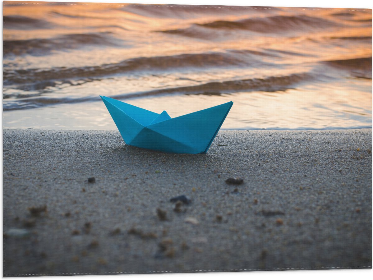 Vlag - Blauwe Papieren Origami Bootje Aangespoeld op het Strand tijdens ...