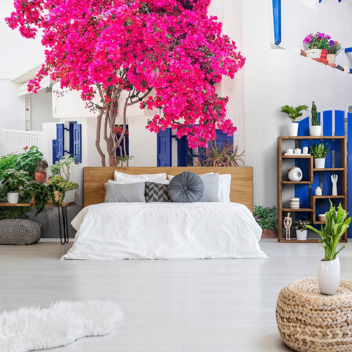 Fotobehang - Vlies Behang - Griekse Straat met een Boom vol Bloemen ...