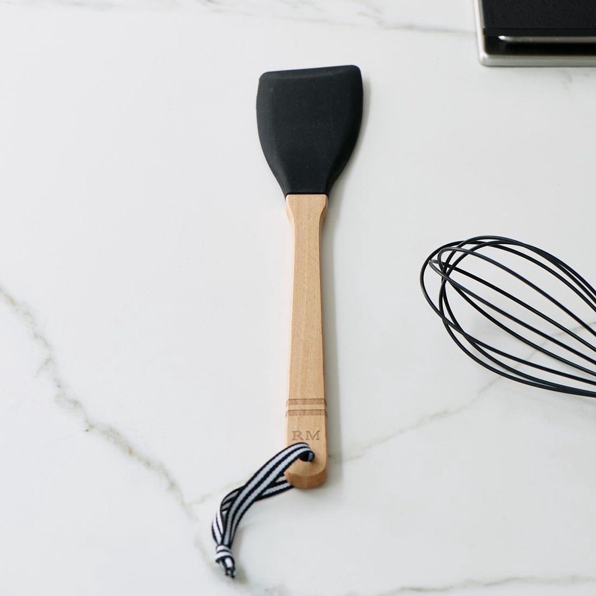 Rivièra Maison - Enjoy Cooking Spatula - Spatel - Hout/Silicone - Zwart ...