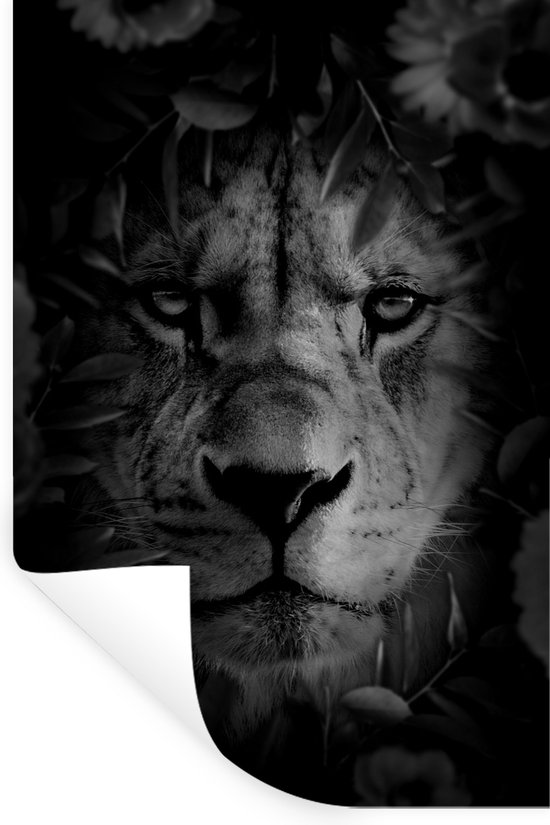 Muurstickers - Sticker Folie - Close-up van een leeuw met bloemen in de jungle - zwart... | bol