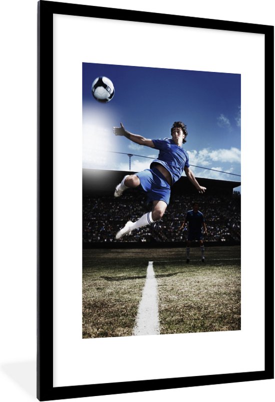Fotolijst incl. Poster - Voetballer doet een volley - 80x120 cm ...