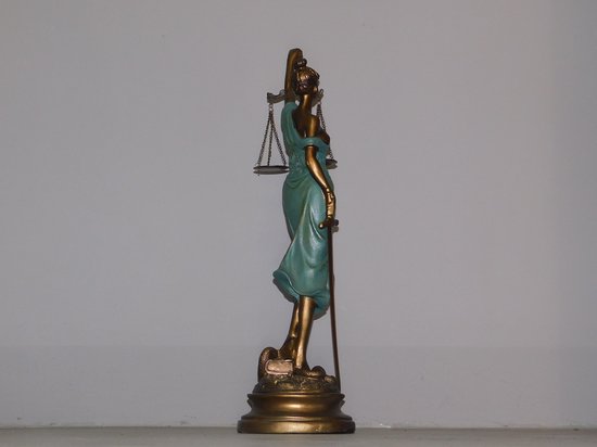 Beeld - Vrouwe Justitia - polystone - turquoise | bol.com