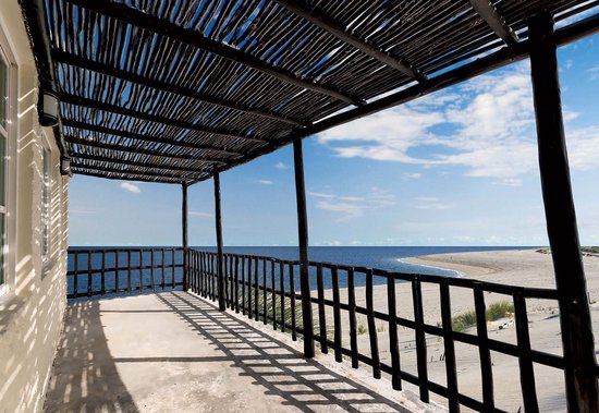 Fotobehang - Vlies Behang - Terras met Uitzicht op het Strand en de Zee ...