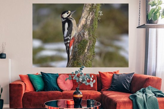 Poster Een grote bonte specht verticaal tegen een boom - 180x120 cm XXL ...