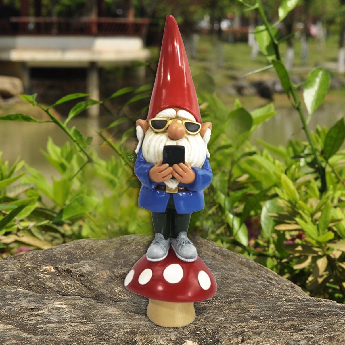 Grappige en charmante tuindecoratie-"Tuinkabouter op een paddenstoel ...