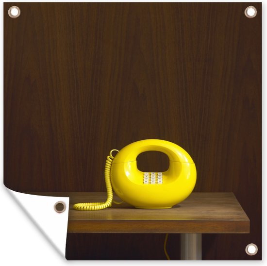 Tuin poster Een gele retro telefoon op een houten tafel - 200x200 cm ...