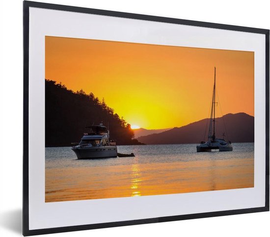 Fotolijst incl. Poster - Boten liggen verankerd voor de kust van ...